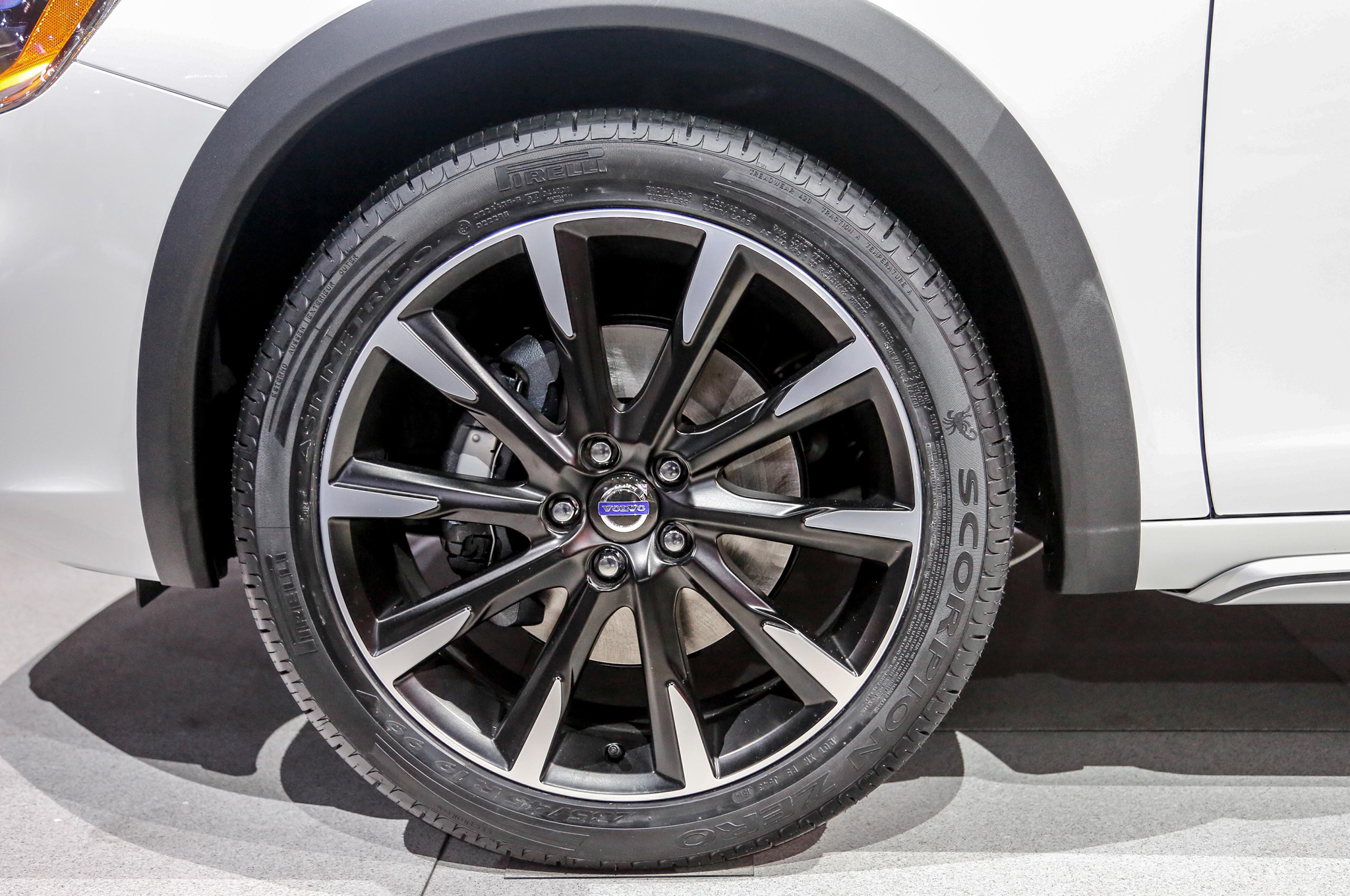 2015.5 Volvo V60 Cross Country Debuts at L.A. Auto Show